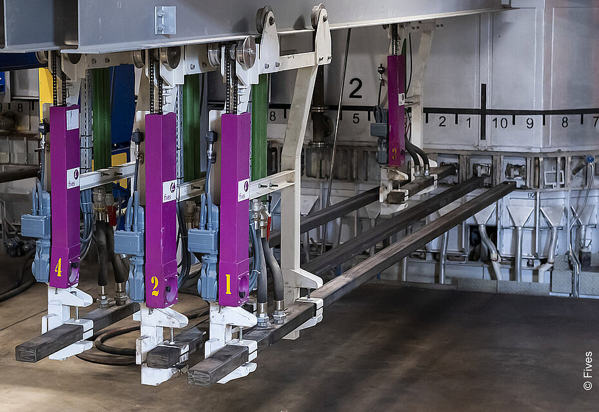 Fives tin bath coolers precisely control the glass ribbon or tin ...